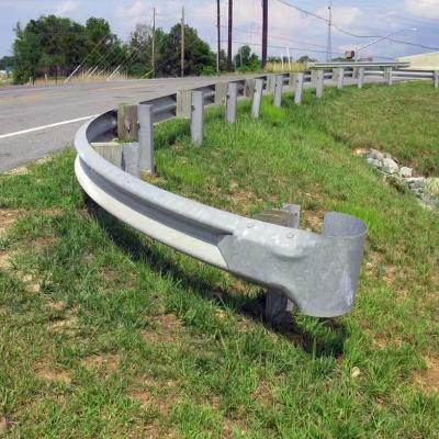 China Corrimão de estrada com grande resistência à corrosão e personalização de barreira reta à venda