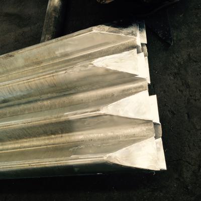China Guarda-costas de vigas de pontes de rodovias com comprimento personalizado e acabamento galvanizado a quente à venda