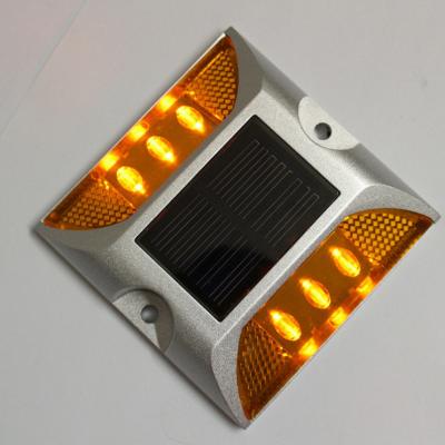 Cina Segnale di avvertimento marchio di strada rosso LED Solar Cat Eye Road Stud per una maggiore sicurezza in vendita