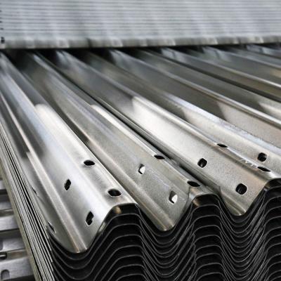 Cina Corrimano di protezione per travi flessibili per autostrade con AASHTO M-180 standard e galvanizzato a caldo laminato a freddo in vendita