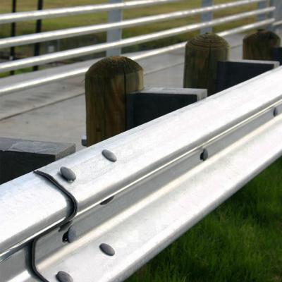 Cina Corrimano di protezione per travi flessibili per autostrade con AASHTO M-180 standard e galvanizzato a caldo laminato a freddo in vendita