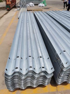 Cina Sicurezza all'aperto Customized Hot Dip Galvanized W Beam e Thrie Beam Highway Guardrail in vendita