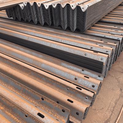 Cina Galvanizzato a caldo laminato a freddo AASHTO M-180 W Beam Highway Guardrail per progetti autostradali in vendita