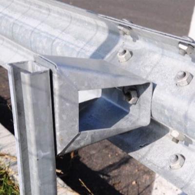 Cina Barriera di traffico e ringhiera per autostrade personalizzate con bloccante di scatole galvanizzate a caldo in vendita