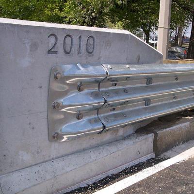 Cina Tecnologia laminata a freddo galvanizzata a caldo Personalizzata Autostrada Corrimano di protezione Ponte terminali in vendita
