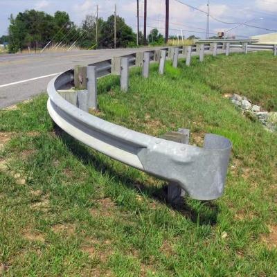 Cina Tecnologia a caldo galvanizzata e laminata a freddo W Beam Guardrail per sistema di barriera di traffico in vendita