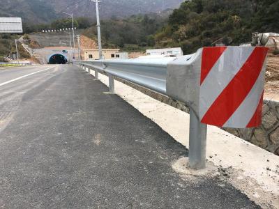 Cina Guardia della barriera di sicurezza Ferrovia W-beam Finale del naso del toro Autostrada Guardia della barriera rotonda Finale del terminale Barriera del traffico in vendita