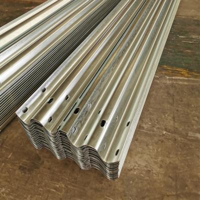 Cina Tecnologia galvanizzata a caldo e laminata a freddo Q235 Q345 Corrimano di sicurezza per autostrade Ferrovia a travi in acciaio in vendita