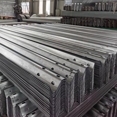 Cina Tecnologia laminata a caldo galvanizzata a freddo personalizzata W Beam Highway Guardrail Traffic Barrier in vendita