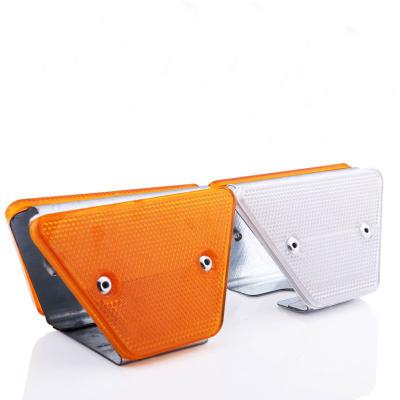 Cina Barriere di protezione stradale con norma EN124 e materiale in PVC con riflettore di segnalamento stradale in vendita