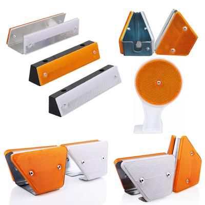 China Barrancos de proteção de estradas com norma EN124 e material de PVC com reflector de marcação rodoviária à venda