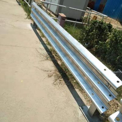 Cina Barriera per incidenti di sicurezza per corrimano stradale con disegno ondulato galvanizzato a caldo in vendita