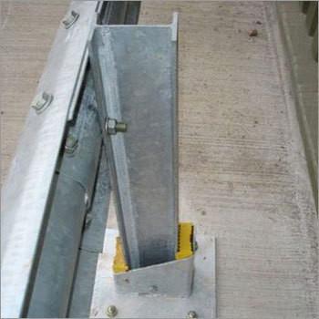 Cina Post di acciaio H galvanizzato a caldo per la progettazione di sistemi di corrimano per autostrade facilmente assemblati in vendita