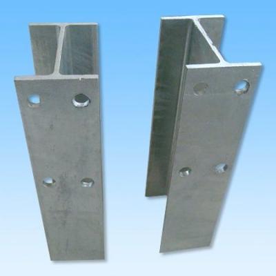 Cina Post di acciaio H galvanizzato a caldo per la progettazione di sistemi di corrimano per autostrade facilmente assemblati in vendita