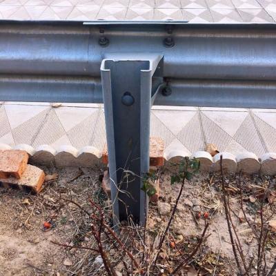 Cina Sicurezza esteriore Standard Highway Guardrail Post con Hot Dip Galvanized C Post in vendita
