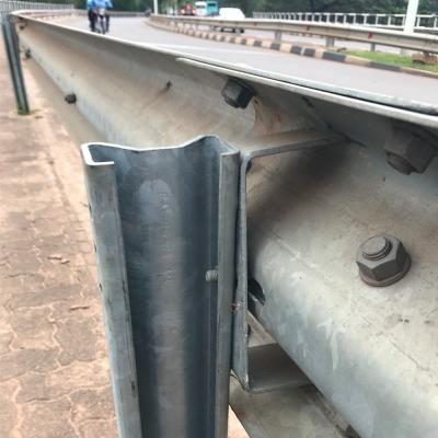 Cina Post di protezione per autostrade galvanizzato a caldo per il sistema di barriera autostradale in vendita