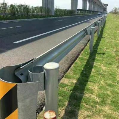 Cina Barricata galvanizzata a caldo per autostrade per un sistema di barriera forte e sicuro in vendita
