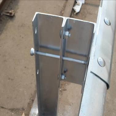 Cina Post di protezione del canale U con rivestimento in polvere galvanizzata personalizzato per la sicurezza del traffico in vendita