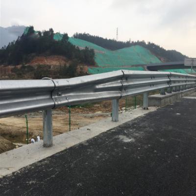 Cina Galvanizzato a caldo 3 a 2 due a tre ringhiere stradali per la sicurezza del traffico stradale in vendita