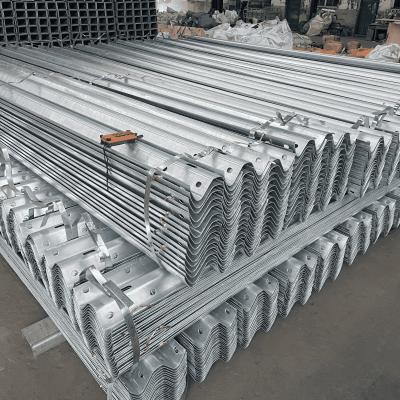 Cina Barriera stradale per autostrade con design personalizzato e certificazione ISO9001 2008 in vendita