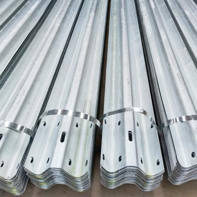 Cina Righe di protezione in acciaio per autostrade con Q235 Q345 Certificato CE/BV/ISO 9001/ISO 14001/ISO 18001 in vendita