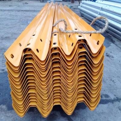 Cina Righe di protezione per autostrade con tecnologia standard AASHTO M-180 e laminata a freddo galvanizzata a caldo in vendita