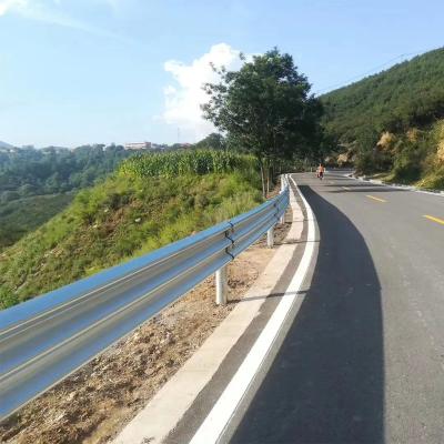 Cina AASHTO M-180 Standard Galvanized Highway Guardrail per la barriera del traffico sulle autostrade in vendita