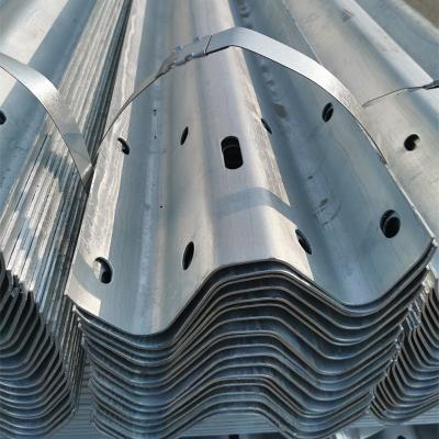 China Op maat gemaakte Q235 Q345 Anti-Collision Highway Guardrail Rails Rail Guards Traffic Barrie Te koop