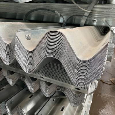 China Op maat gemaakte Q235 Q345 Anti-Collision Highway Guardrail Rails Rail Guards Traffic Barrie Te koop