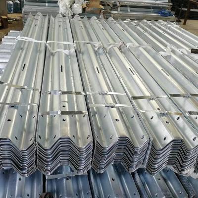 Cina Fabbricazione di corrimano di sicurezza per autostrade di dimensioni standard personalizzate per soluzioni di sicurezza esterne in vendita