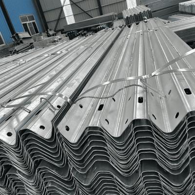 China Corredeira de estrada de aço de viga W corrugada com bloco de espaçamento trapezoidal e cor personalizada à venda