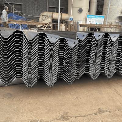 China Corredeira de estrada de aço de viga W corrugada com bloco de espaçamento trapezoidal e cor personalizada à venda