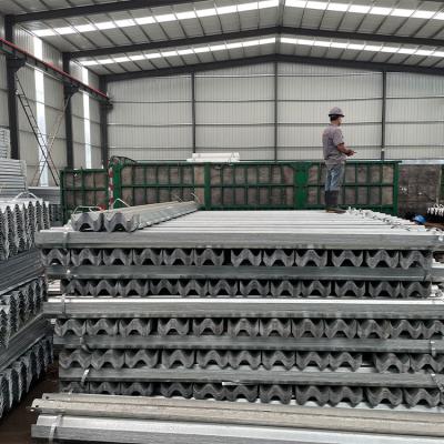 China Corredeira de estrada de aço de viga W corrugada com bloco de espaçamento trapezoidal e cor personalizada à venda