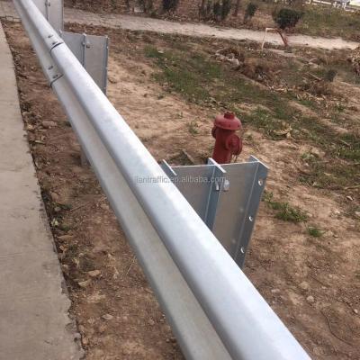 China Corredeira de estrada de aço de viga W corrugada com bloco de espaçamento trapezoidal e cor personalizada à venda