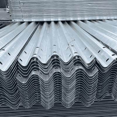 Cina Barricata stradale in acciaio galvanizzato standard AASHTO M-180 con blocco di spaziatore trapezoide utilizzato per la sicurezza del traffico in vendita