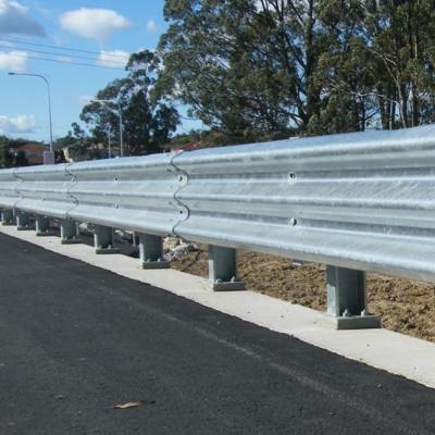 Cina Galvanizzato a caldo Q345 SJ345R U Tipo di recinzione in acciaio Spacer Block W Beam Highway Guardrail in vendita