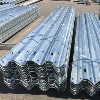 Cina Galvanizzato a caldo Q345 SJ345R U Tipo di recinzione in acciaio Spacer Block W Beam Highway Guardrail in vendita