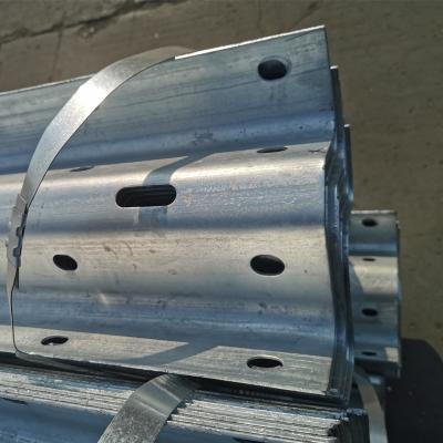 China Parede de proteção de estrada galvanizado de feixe W com bloco de espaçamento U para sistema de proteção na estrada à venda