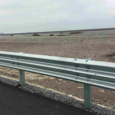 China Parede de proteção de estrada galvanizado de feixe W com bloco de espaçamento U para sistema de proteção na estrada à venda