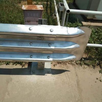 中国 高速道路のための橋端末末とカスタマイズされたカラー 亜鉛コーティング 波紋型高速道路ガードレイル 販売のため