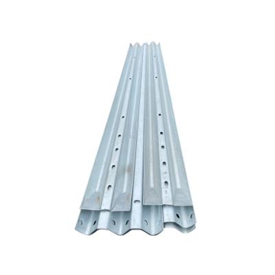 China Segurança rodoviária Galvanizado W Beam Highway Guardrail com 4X4 Square Pipe Metal Fence Post à venda