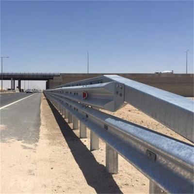 Cina Barricata per autostrade in acciaio a tre onde con dimensioni personalizzate e tecnologia galvanizzata a caldo in vendita
