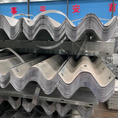 Cina Riflettore della rampa di protezione stradale Thrie Beam con certificazione ISO 9001/ISO14001/ISO 18001 in vendita