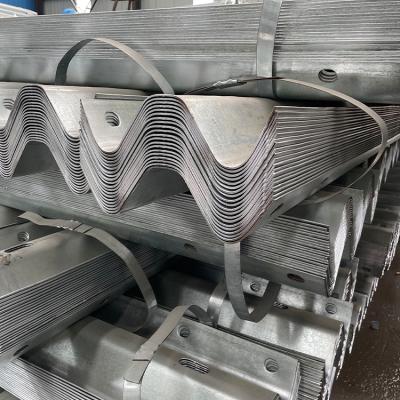 Cina Riflettore della rampa di protezione stradale Thrie Beam con certificazione ISO 9001/ISO14001/ISO 18001 in vendita