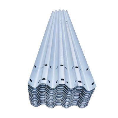 China 3 mm / 2,7 mm dik Hr-plaat poederbedekt verkeersveiligheid Highway guardrail voor de weg Te koop