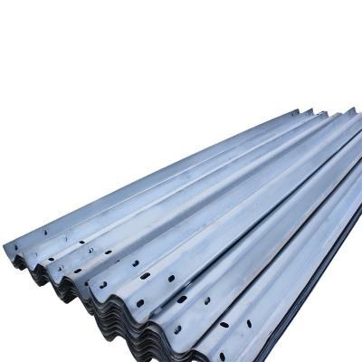 China Buitenbeveiliging Zinkcoating Highway Guardrail voor verkeersbeheer op de weg Te koop