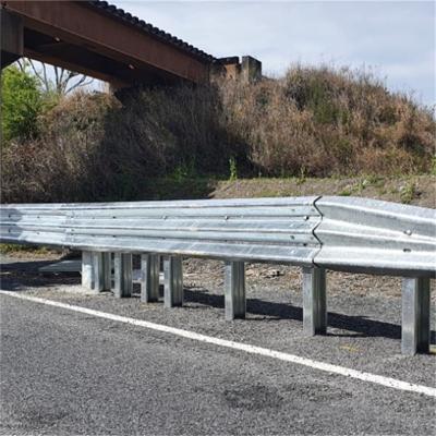 Cina Barriere anti-corrosione per autostrade a trazione a W La soluzione definitiva per le barriere di collisione in vendita