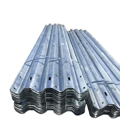 China Veiligheid op de weg Staal Thrie Beam Highway Guardrail Q345 SJ345R Te koop
