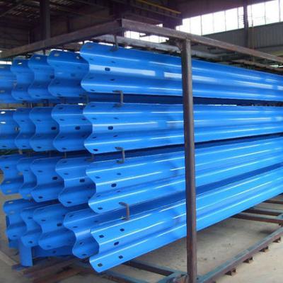 Cina Barriera galvanizzata personalizzata per Q235 Q345 Anti-Collisione W Beam Highway Barrier in vendita