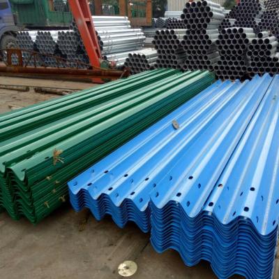 Cina Barriera galvanizzata personalizzata per Q235 Q345 Anti-Collisione W Beam Highway Barrier in vendita